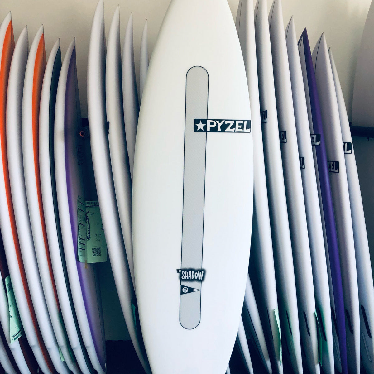 Shadow | 5'8" x 18 1/2" x 2 1/4" - 24.80L | Futures x 3 | ELECTRALITE ...